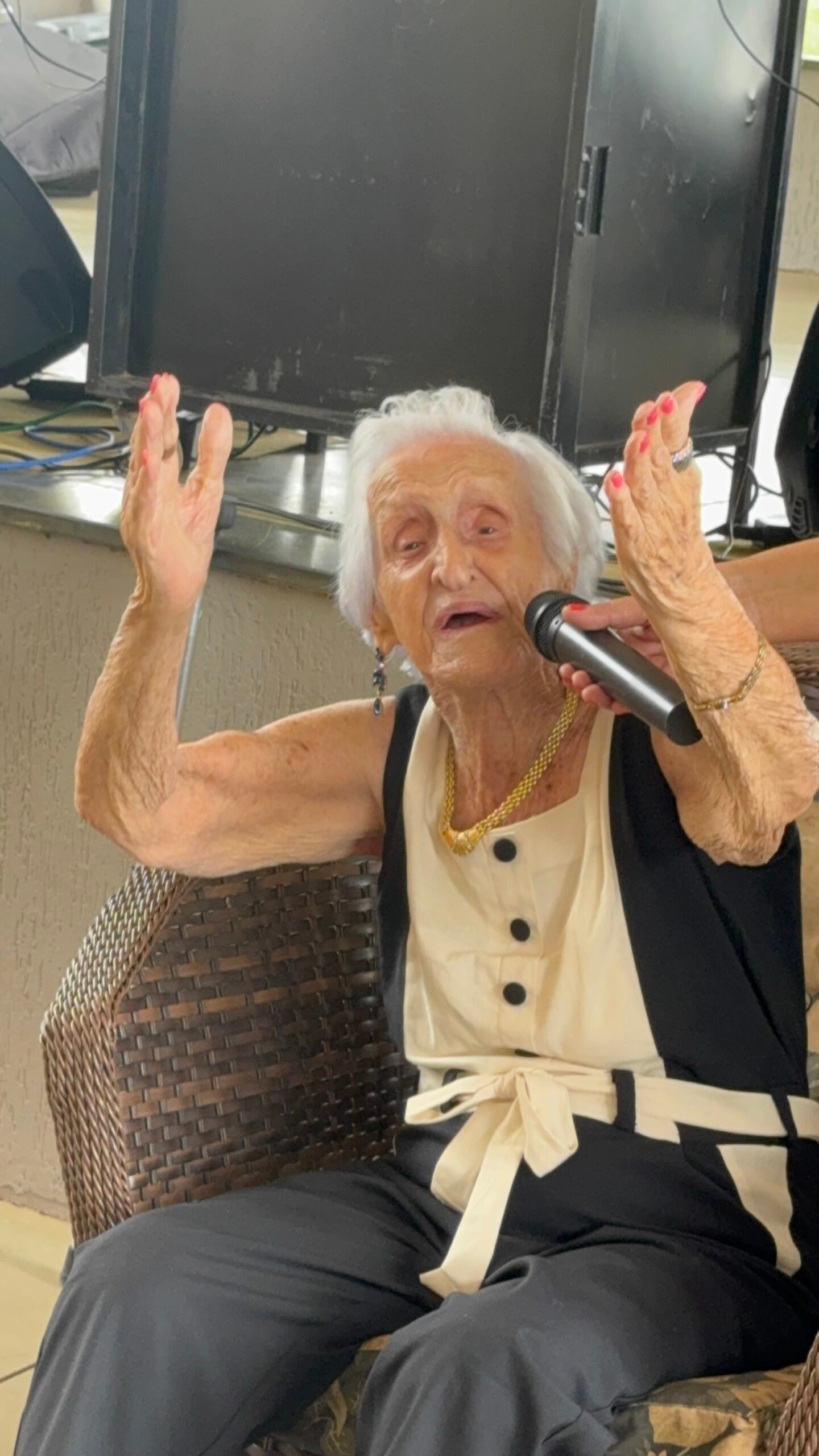 Dona Eugênia Bongiovani celebra os 100 anos,cercada por família e ...
